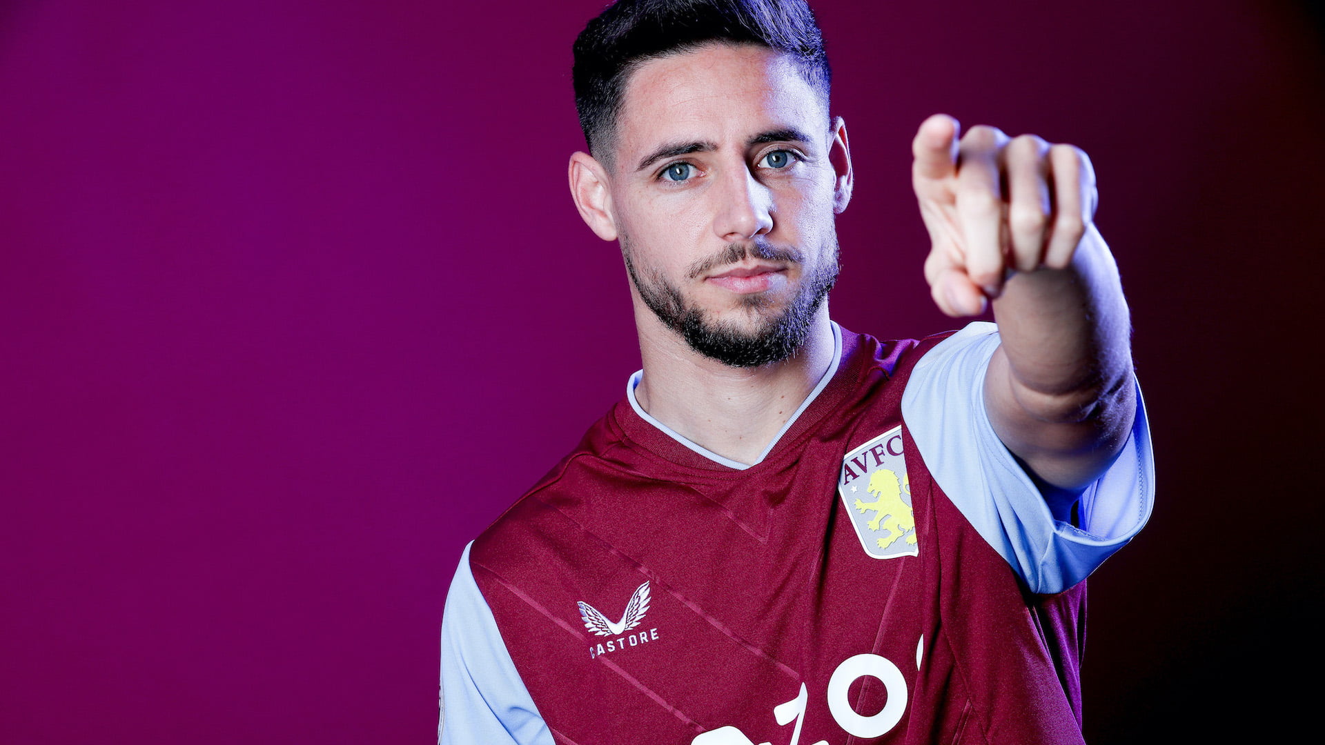 Aston Villa oficializa lateral espanhol