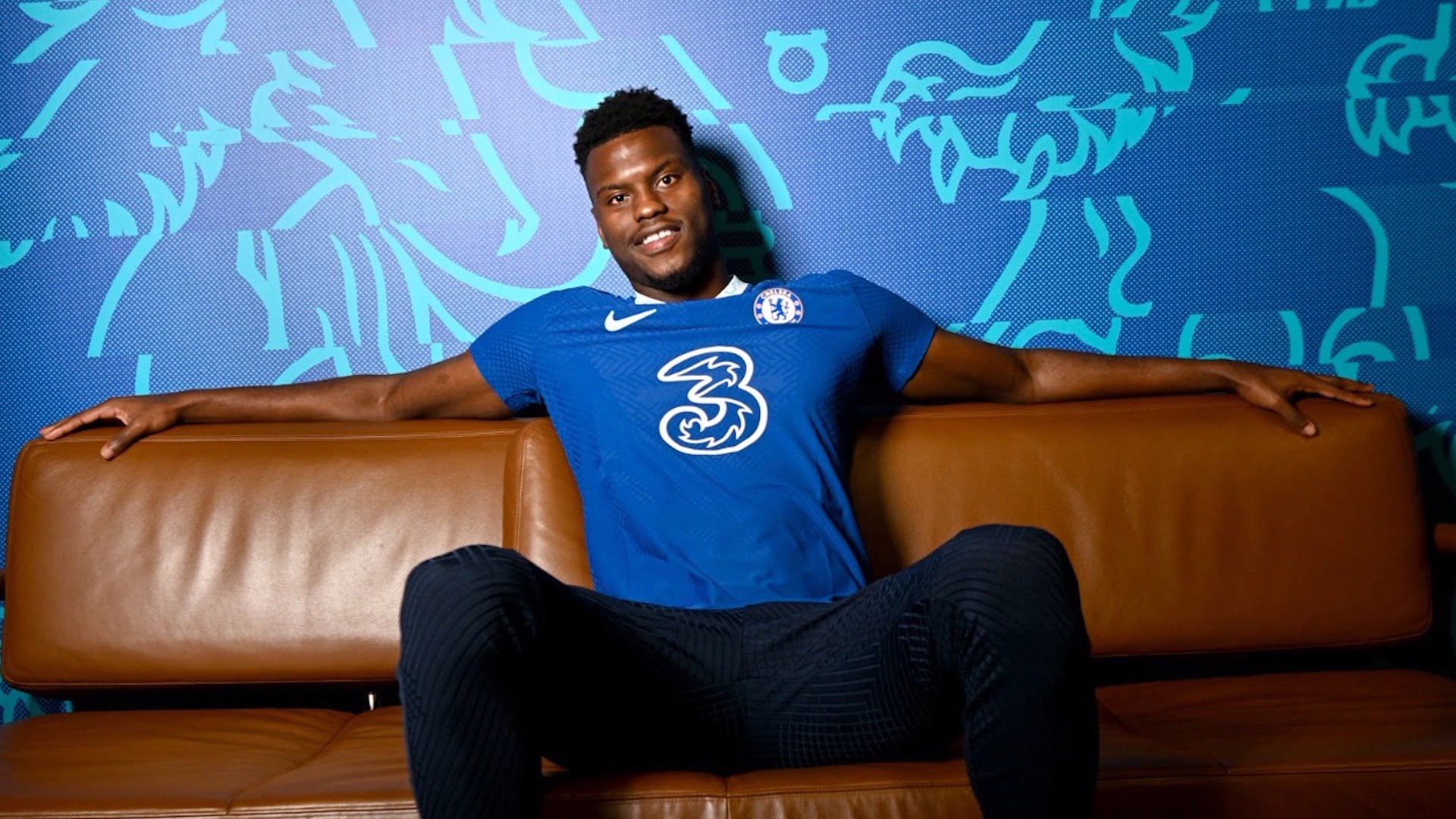 Chelsea oficializa central francês