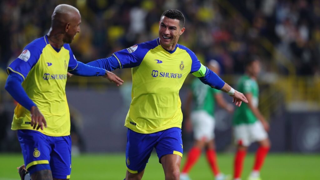 Ronaldo estreia-se e Al-Nassr vence à boleia de Talisca