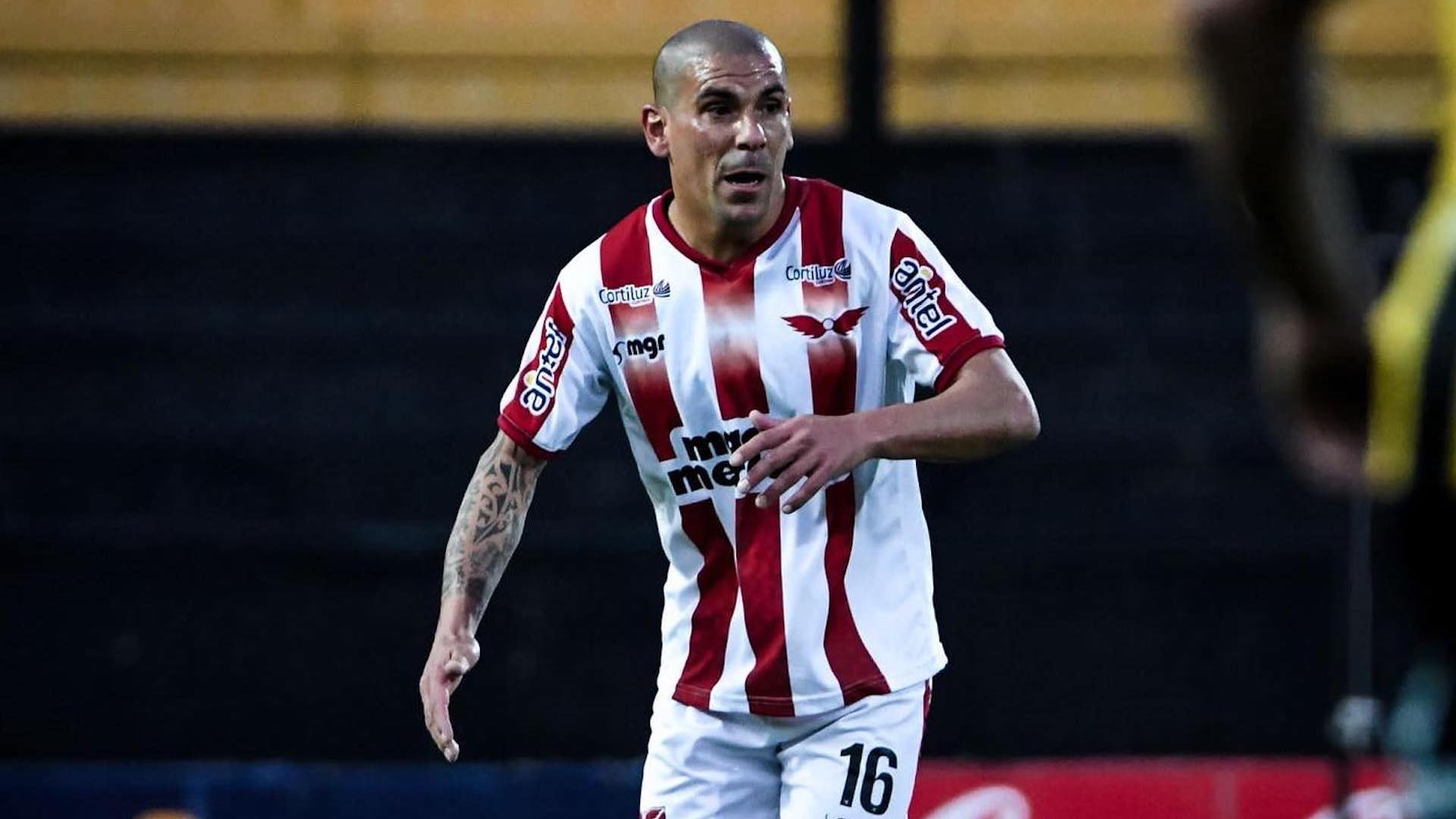Maxi Pereira renova contrato aos 38 anos