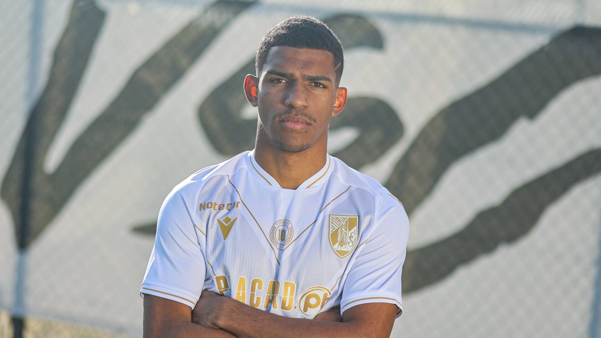 Vitória SC anuncia contratação de ponta de lança