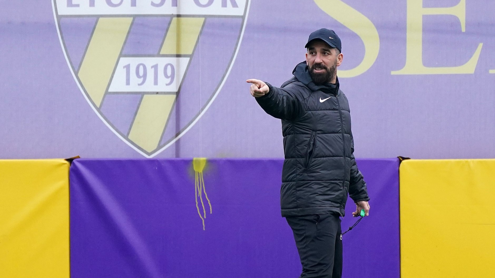 Arda Turan estreia-se como treinador com empate