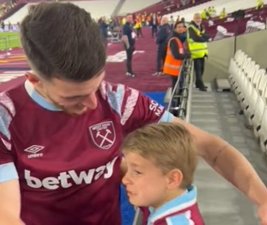 O momento carinhoso de Declan Rice para um jovem adepto do West Ham