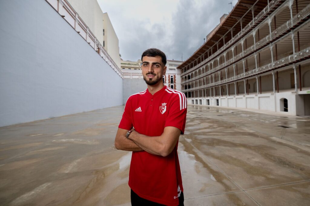 Osasuna oficializa contratação de Alejandro Catena