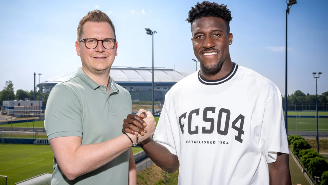 Schalke 04 oficializa contratação de Bryan Lasme