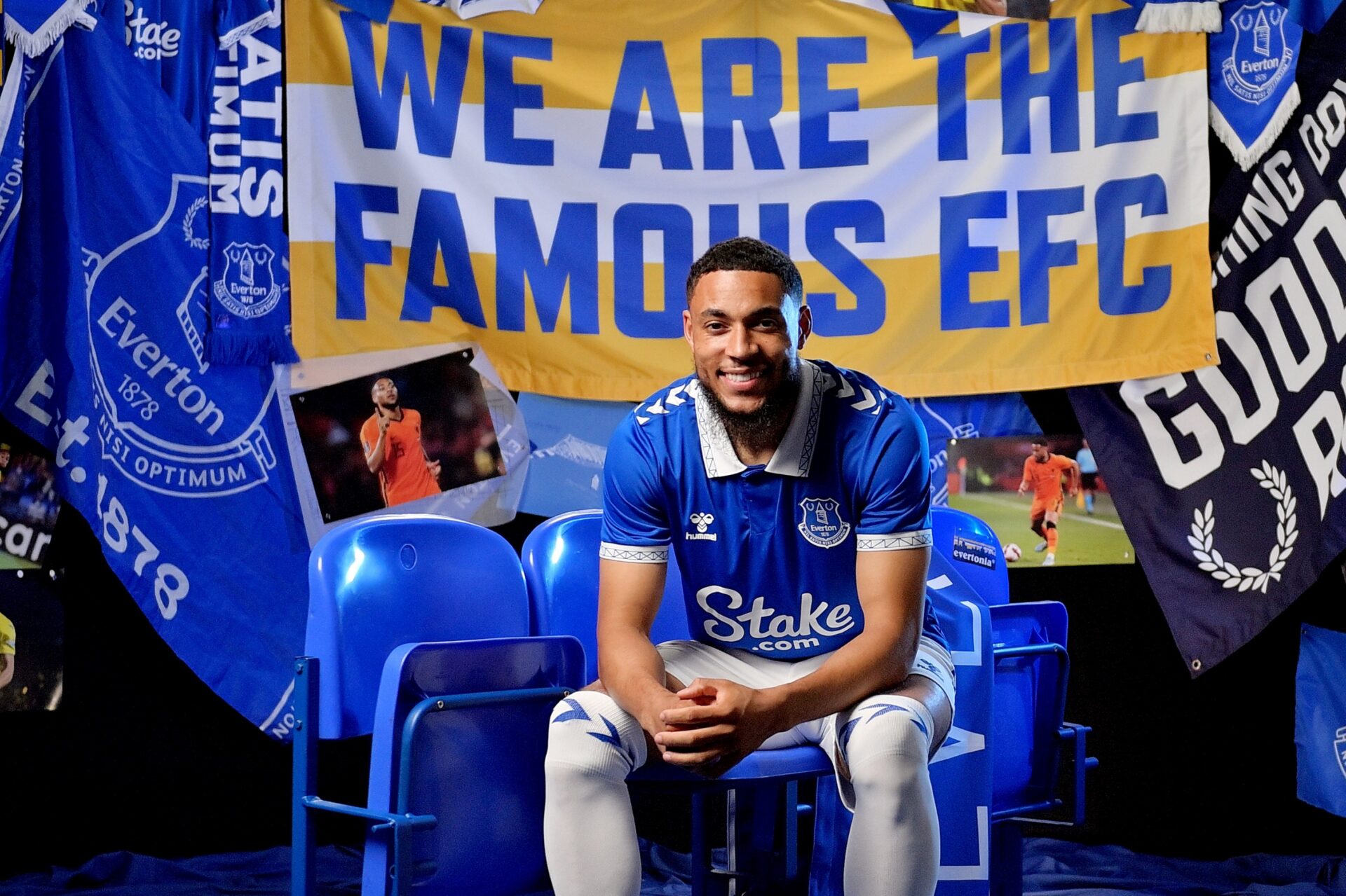 Arnaut Danjuma emprestado ao Everton