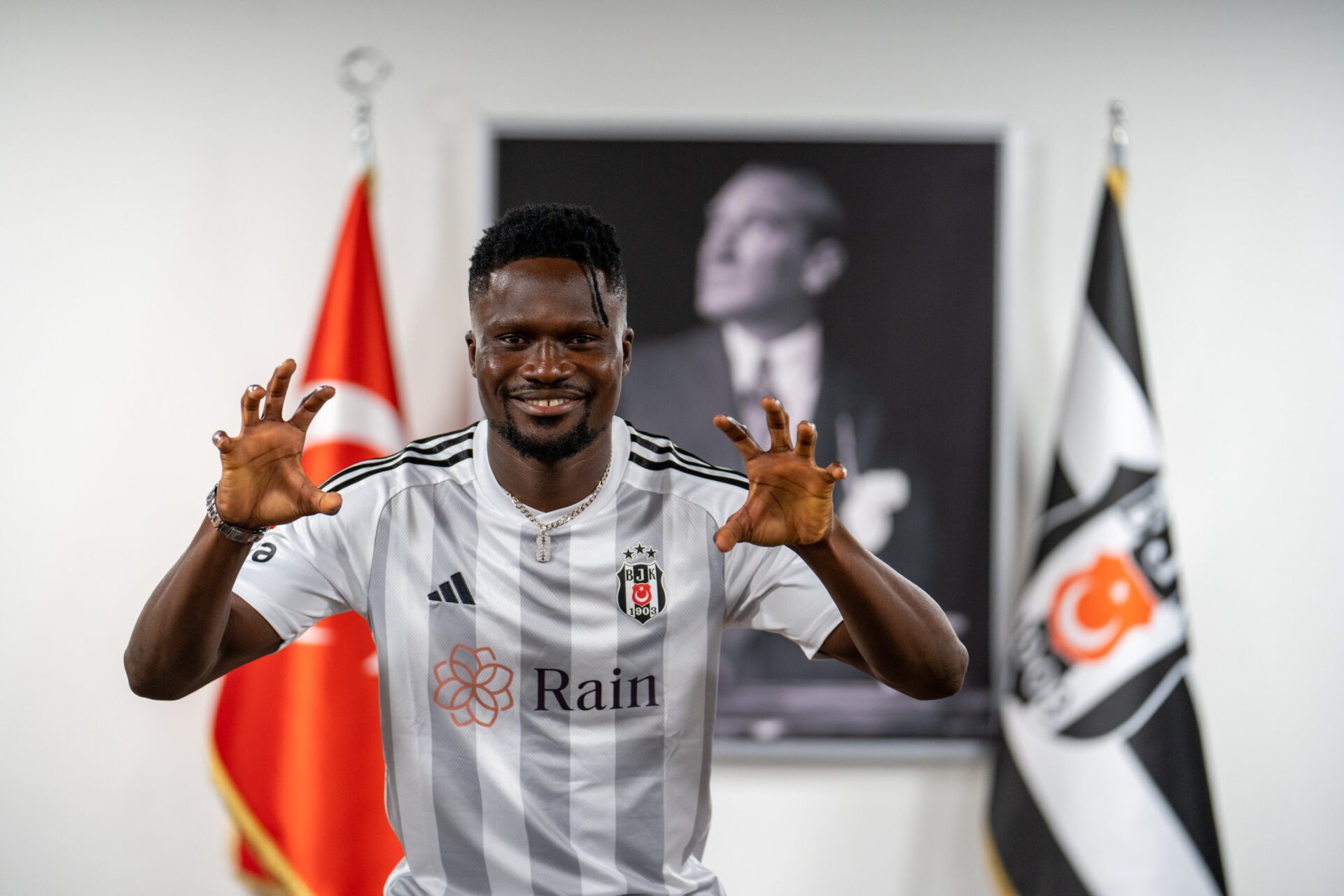 Besiktas confirma contratações de Daniel Amartey e Jean Onana