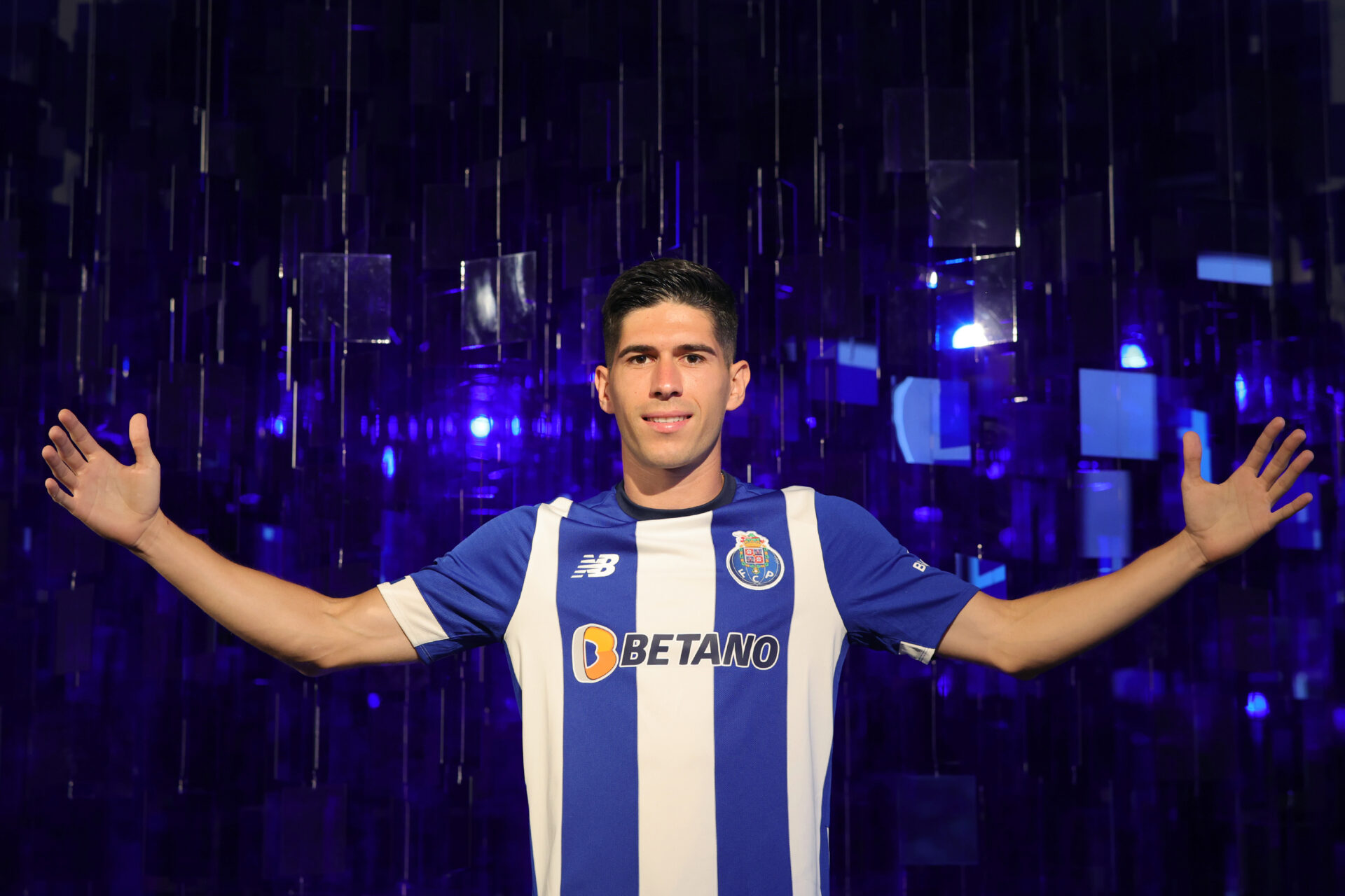 FC Porto oficializa contratação de Fran Navarro