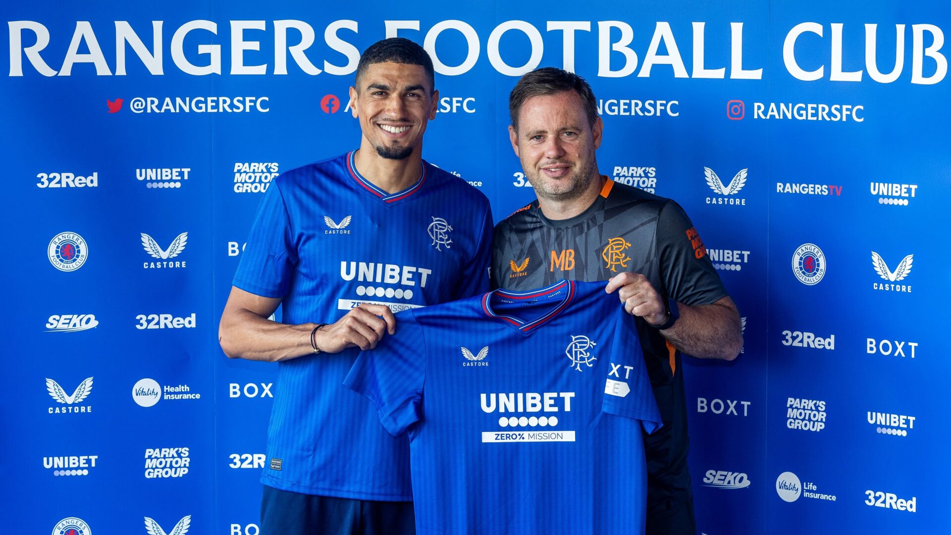 Leon Balogun regressa ao Rangers com contrato de uma temporada