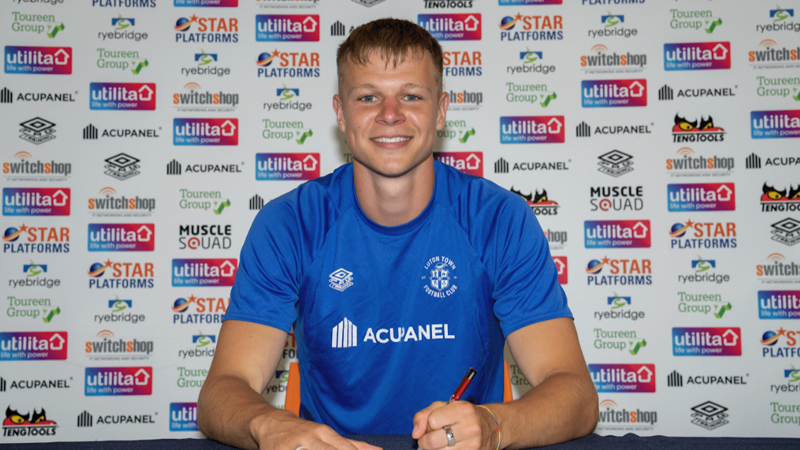 Mads Andersen é reforço do recém-promovido Luton Town