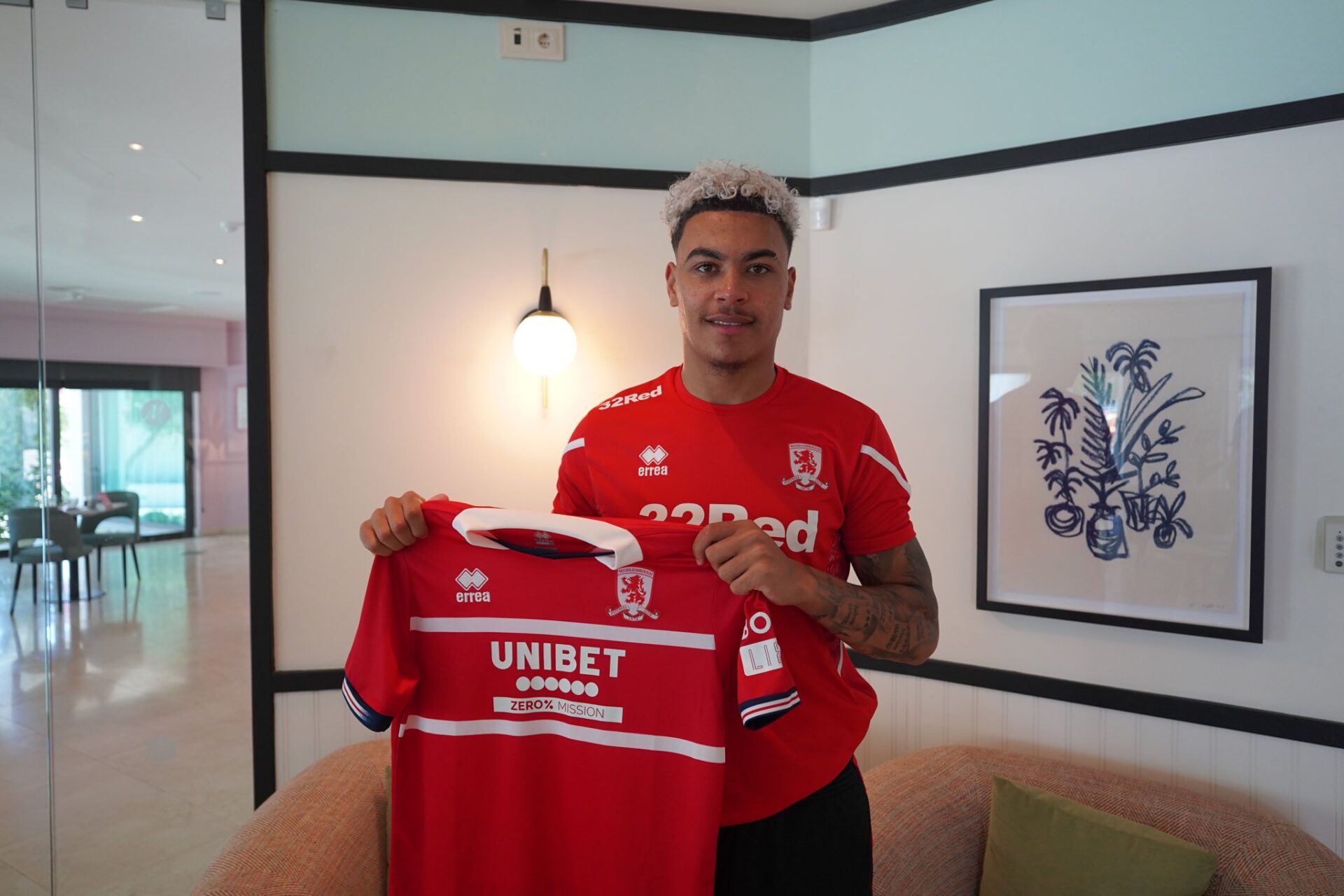 Middlesbrough contrata Morgan Rogers ao Manchester City