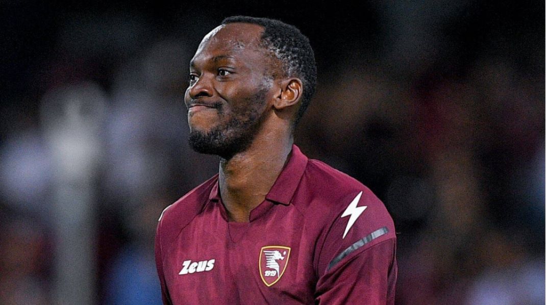Nwankwo Simy pode estar saída do Salernitana