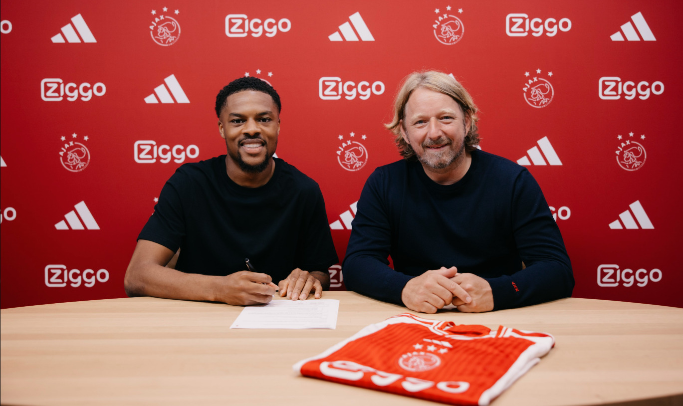 Chuba Akpom oficializado no Ajax