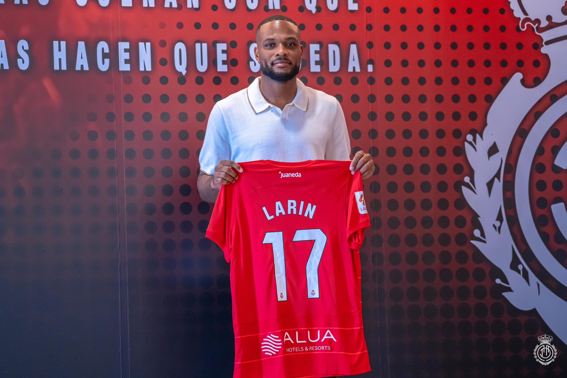 Cyle Larin assina contrato com o Mallorca