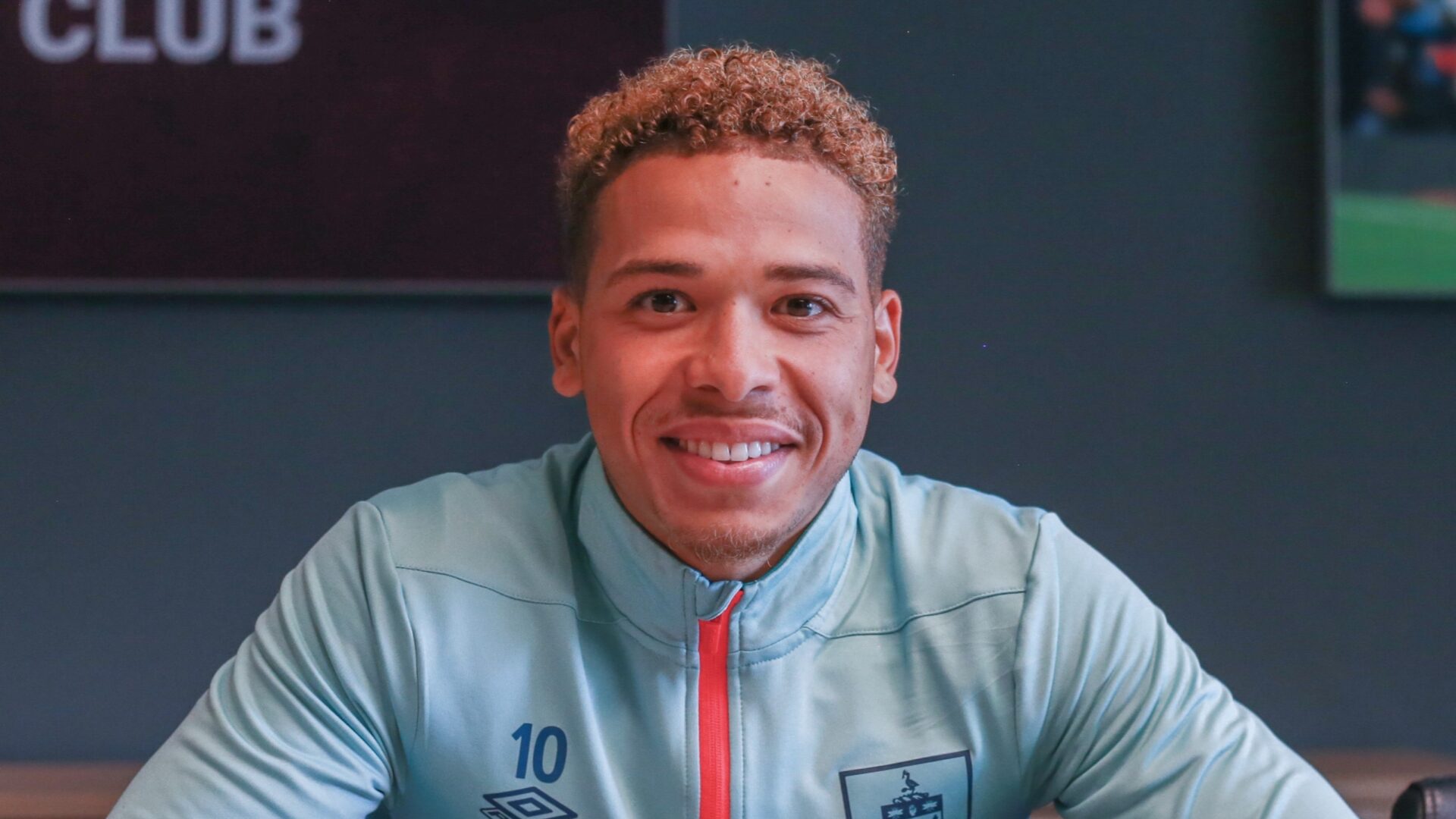 Manuel Benson renova com o Burnley FC até 2027