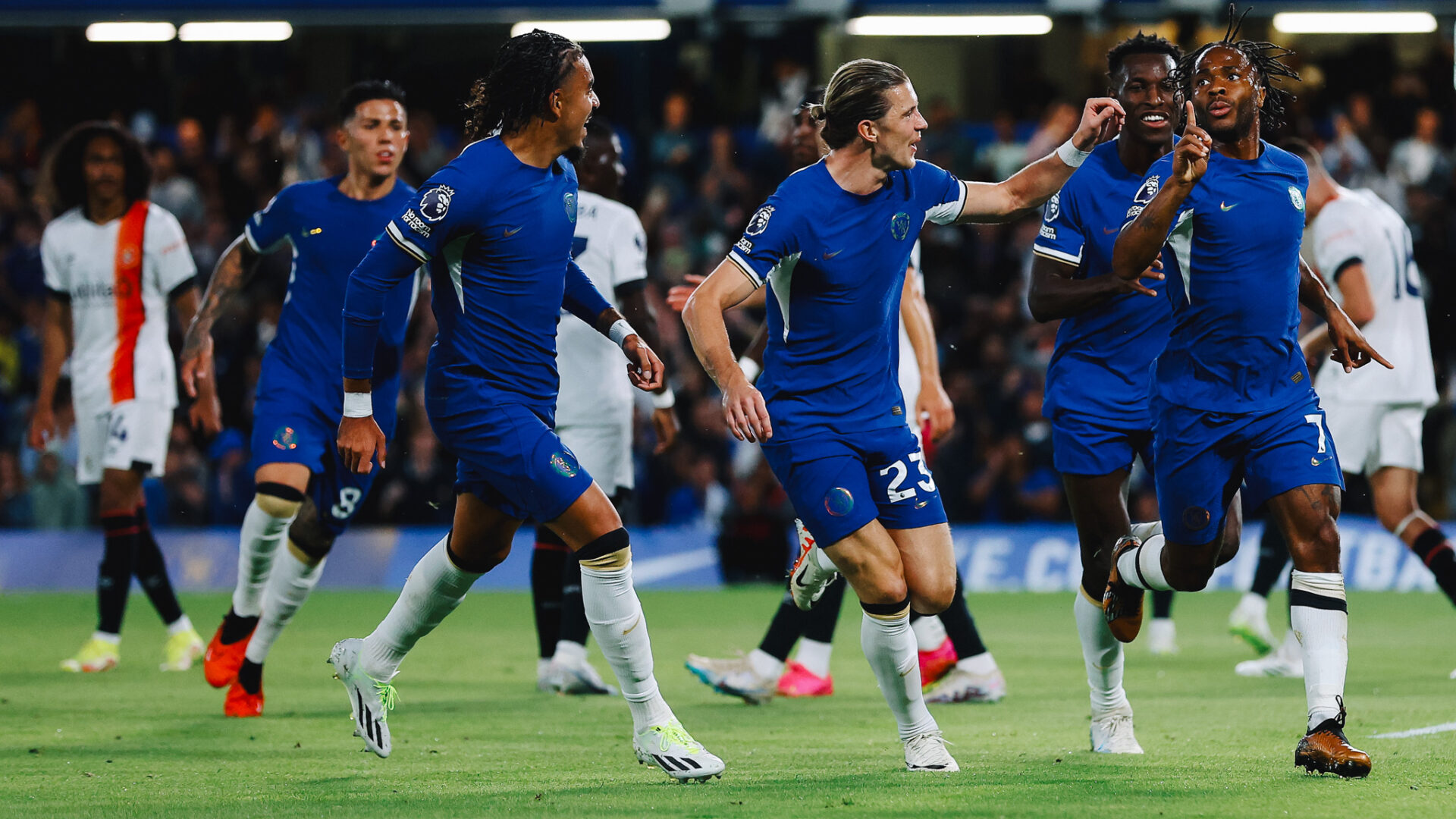 Chelsea estreia-se a vencer na Premier League com triunfo por 3-0 ...