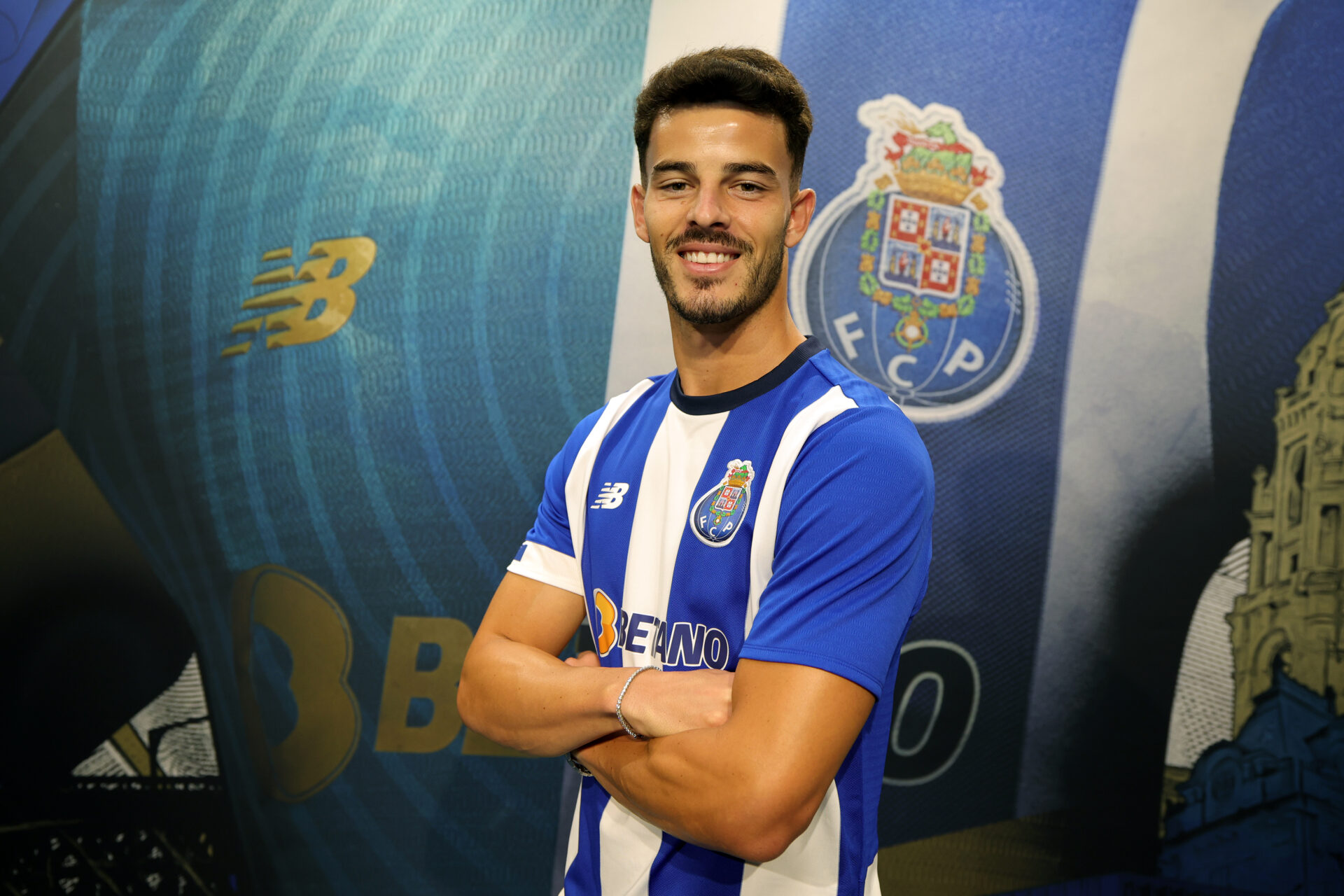 Zé Pedro renova contrato com o FC Porto