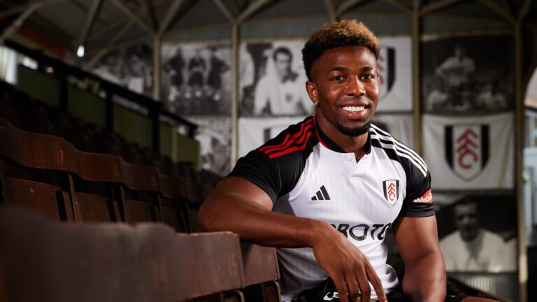 Adama Traoré assina com o Fulham