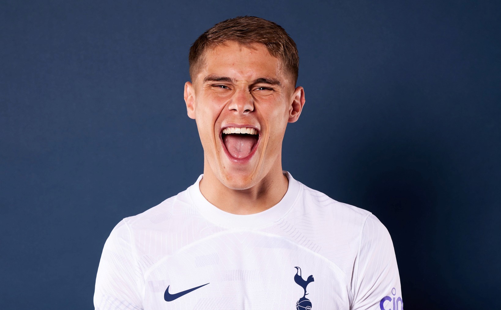 Tottenham contrata Micky van de Ven por 50 milhões de euros