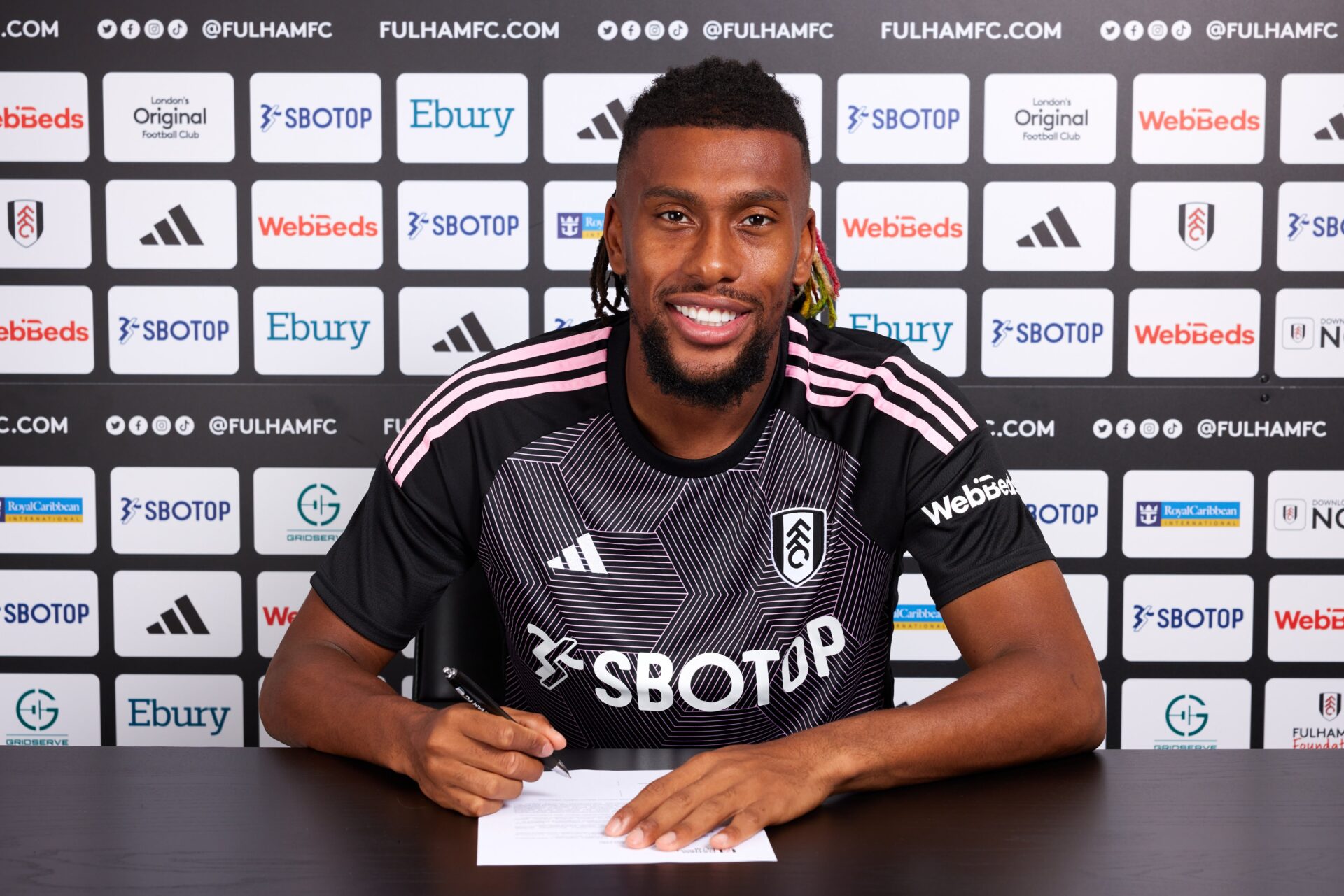 Fulham confirma contratações de Fodé Ballo-Touré e de Alex Iwobi