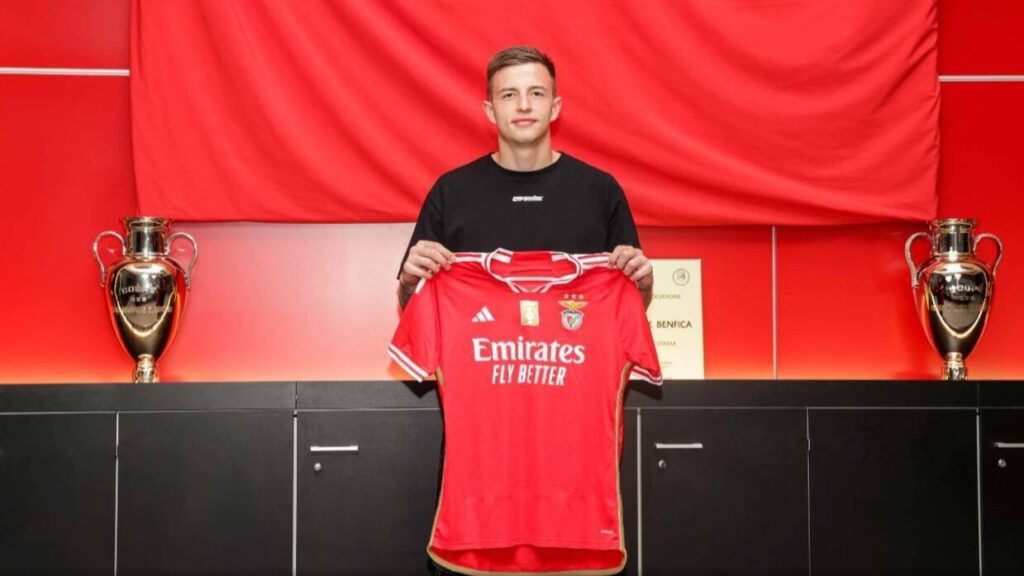 Anatoliy Trubin escreve sobre a estreia pelo SL Benfica: «Estava muito ...