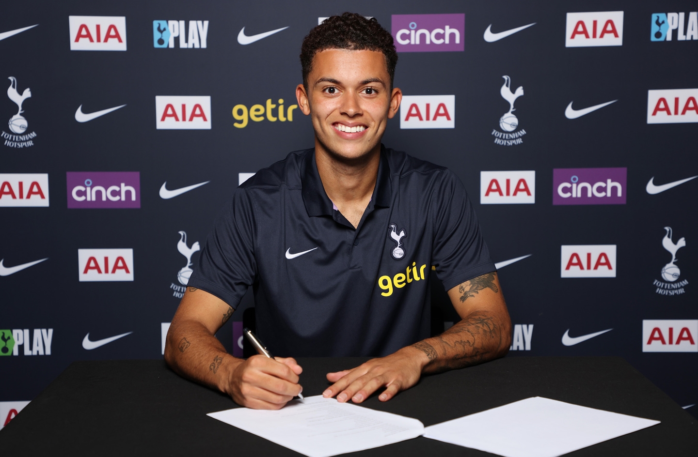 Tottenham oficializa contratação de Brennan Johnson