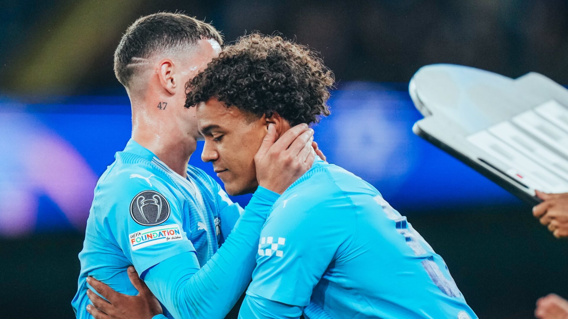 Oscar Bobb vai desfalcar o Manchester City durante vários meses