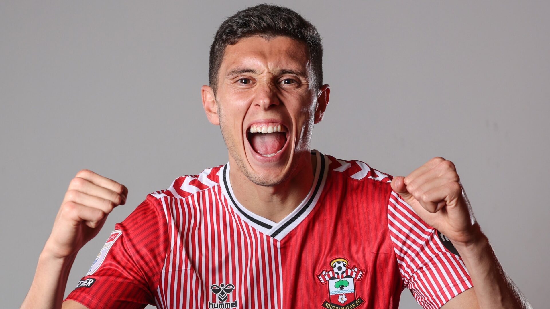 Ross Stewart oficializado como reforço do Southampton