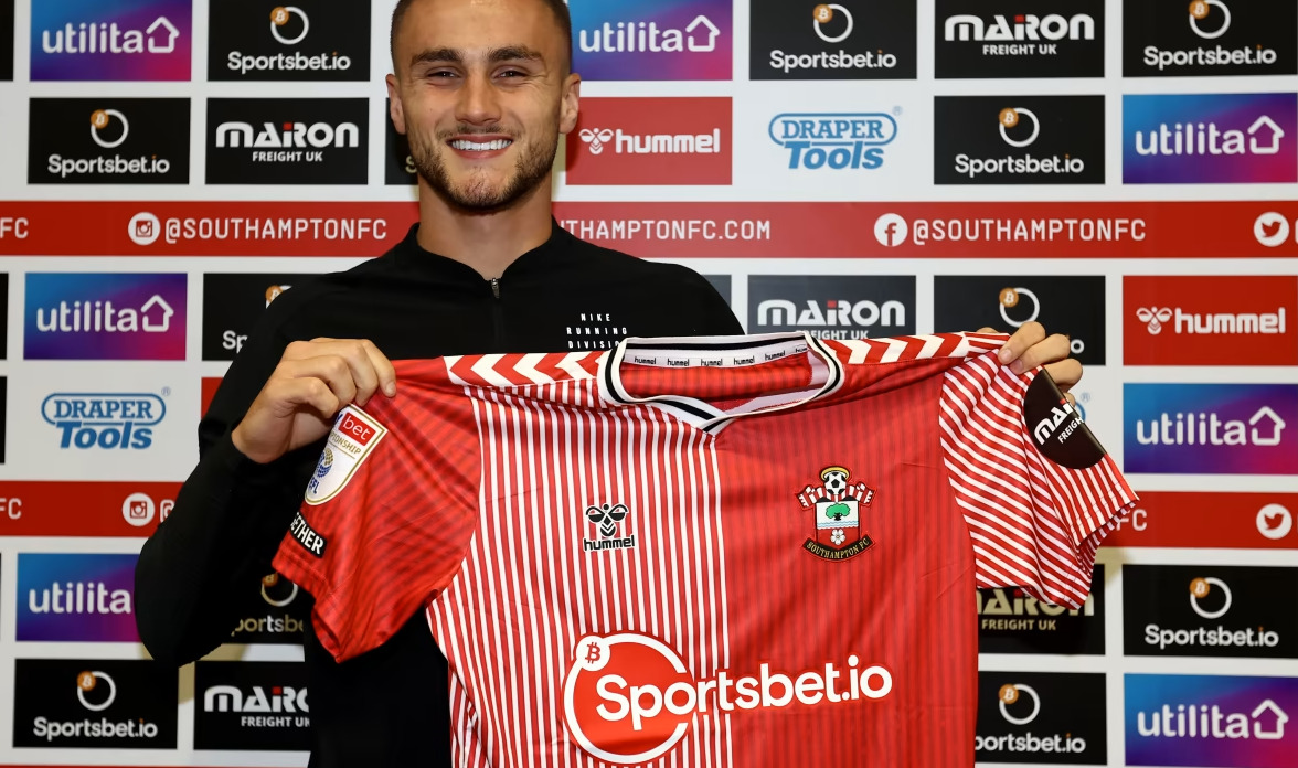 Taylor Harwood-Bellis apresentado pelo Southampton