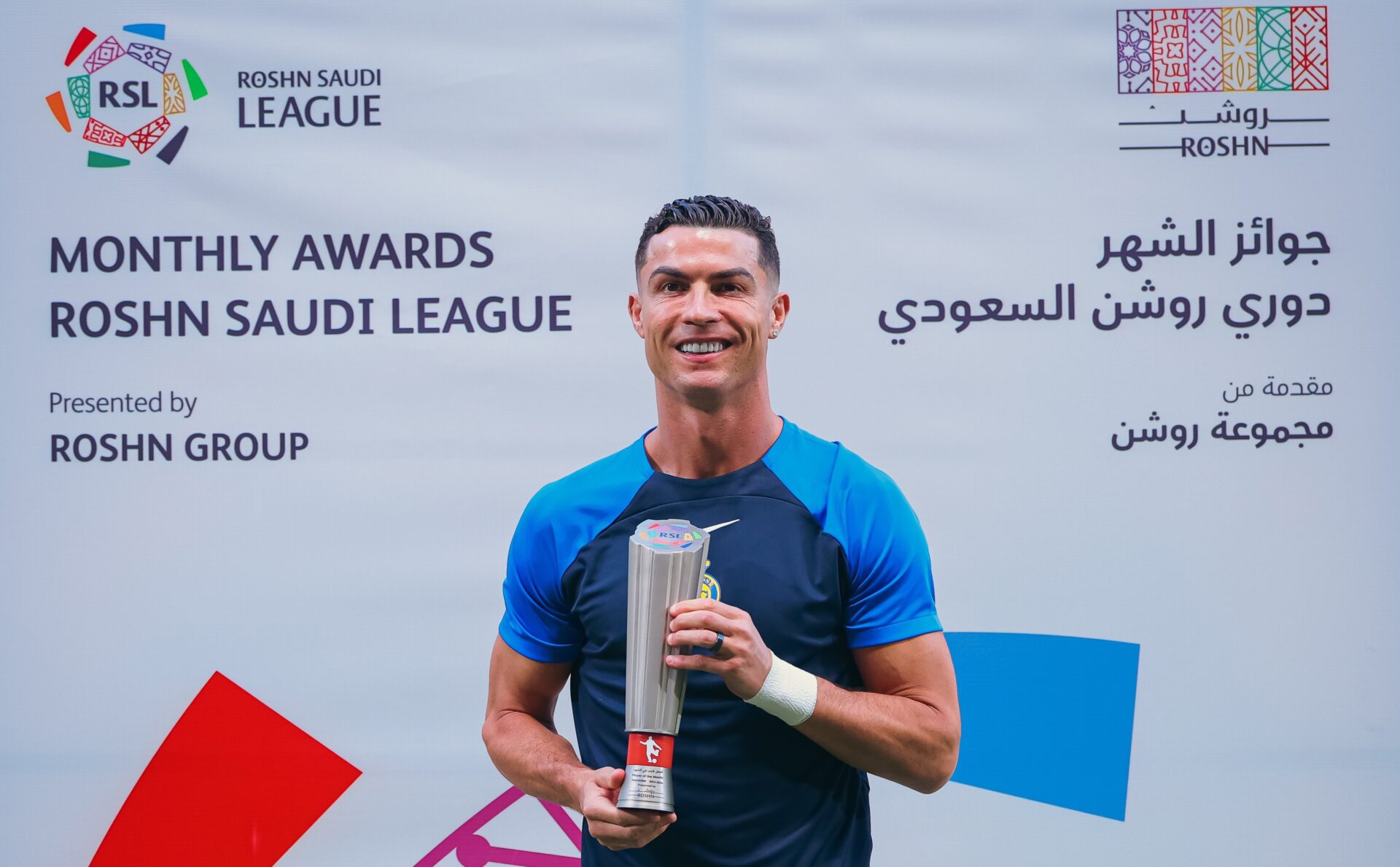 Cristiano Ronaldo recebe prémio de melhor jogador do mês da Arábia Saudita