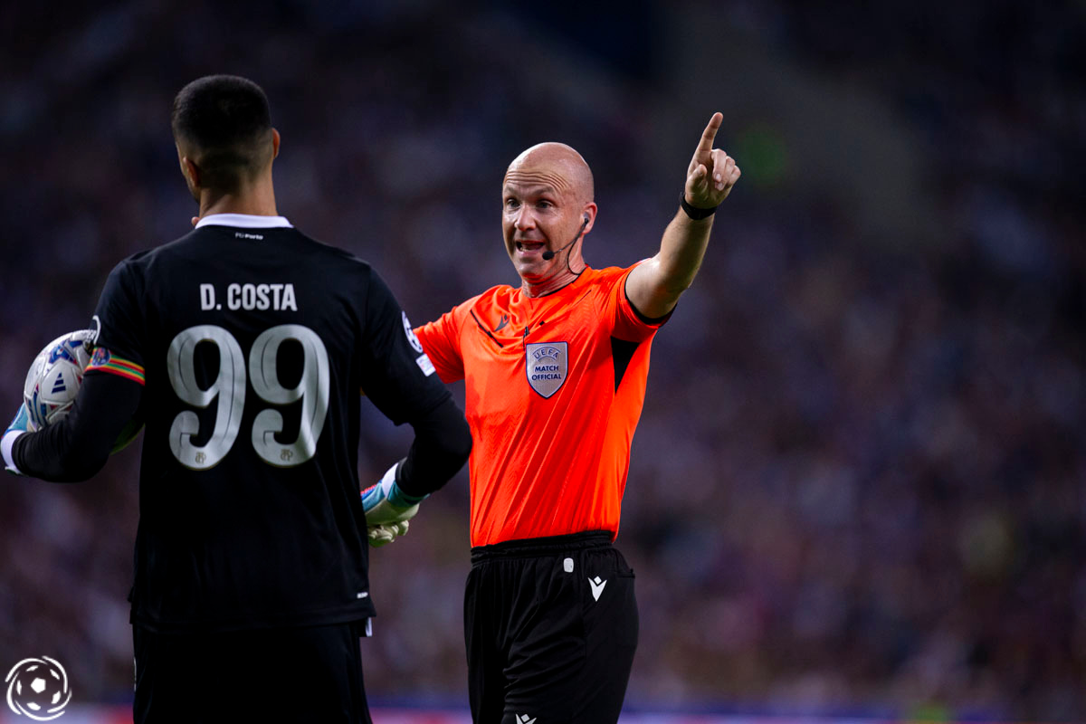 Árbitro Anthony Taylor desce ao Championship depois de decisão controversa
