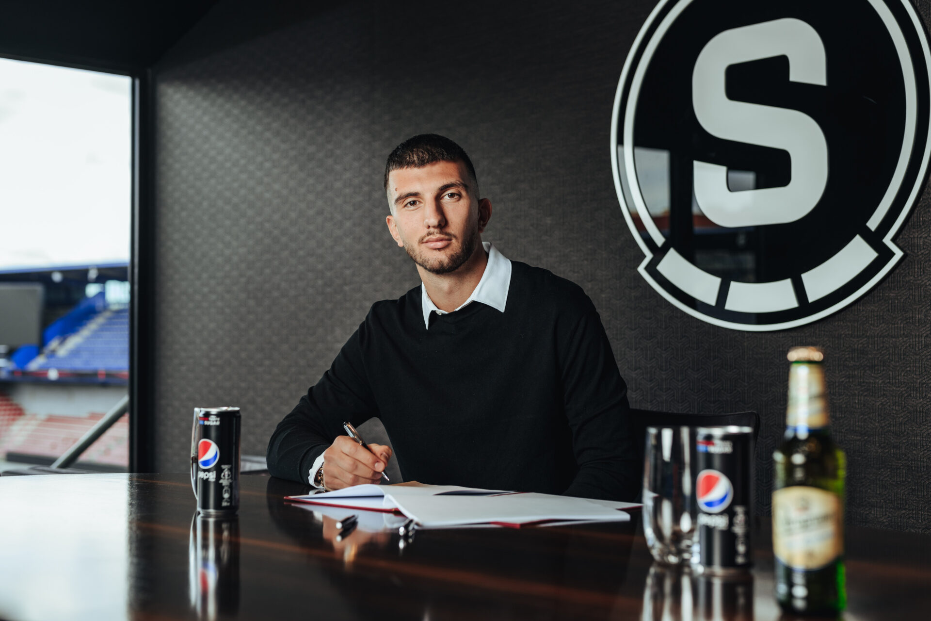 Indrit Tuci assina contrato com o Sparta de Praga