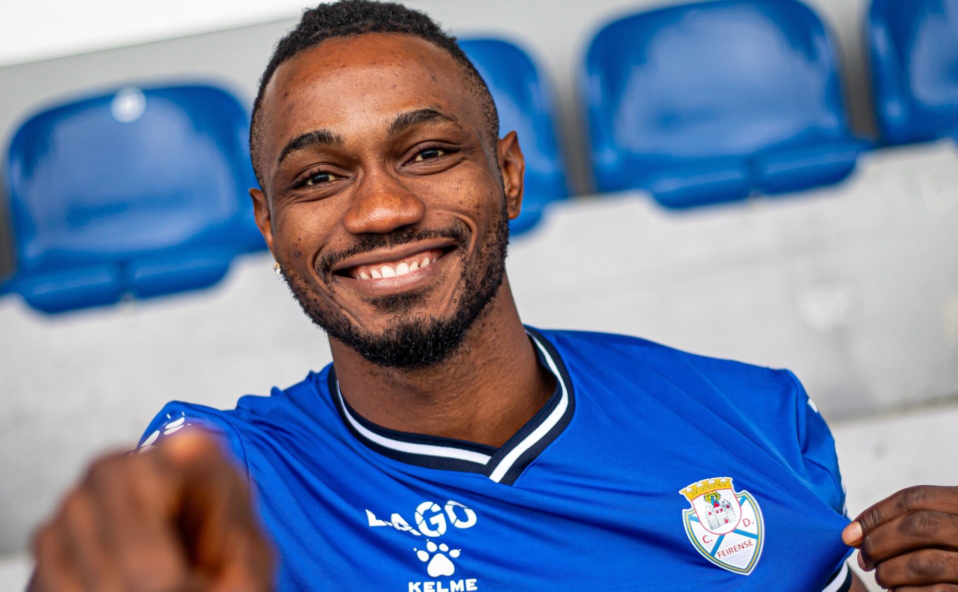 Isaac James assina pelo Feirense