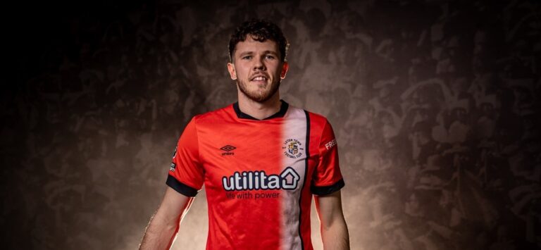 Luton contrata Tom Holmes mas deixa-o no Reading até ao final da época