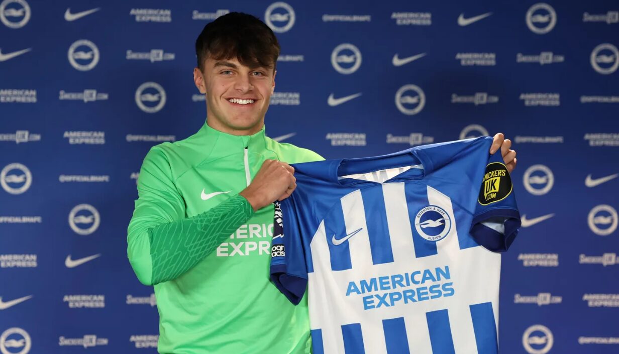 Brighton confirma contratação de Josh Robertson
