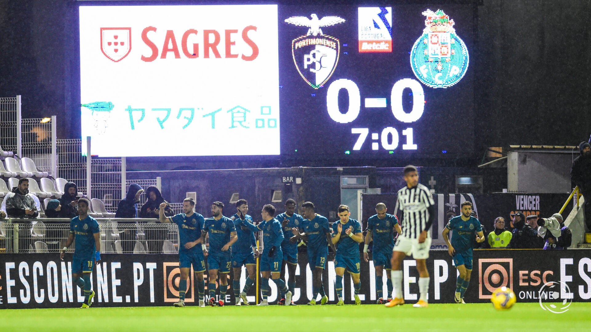 FC Porto vence Portimonense e coloca pressão no Benfica
