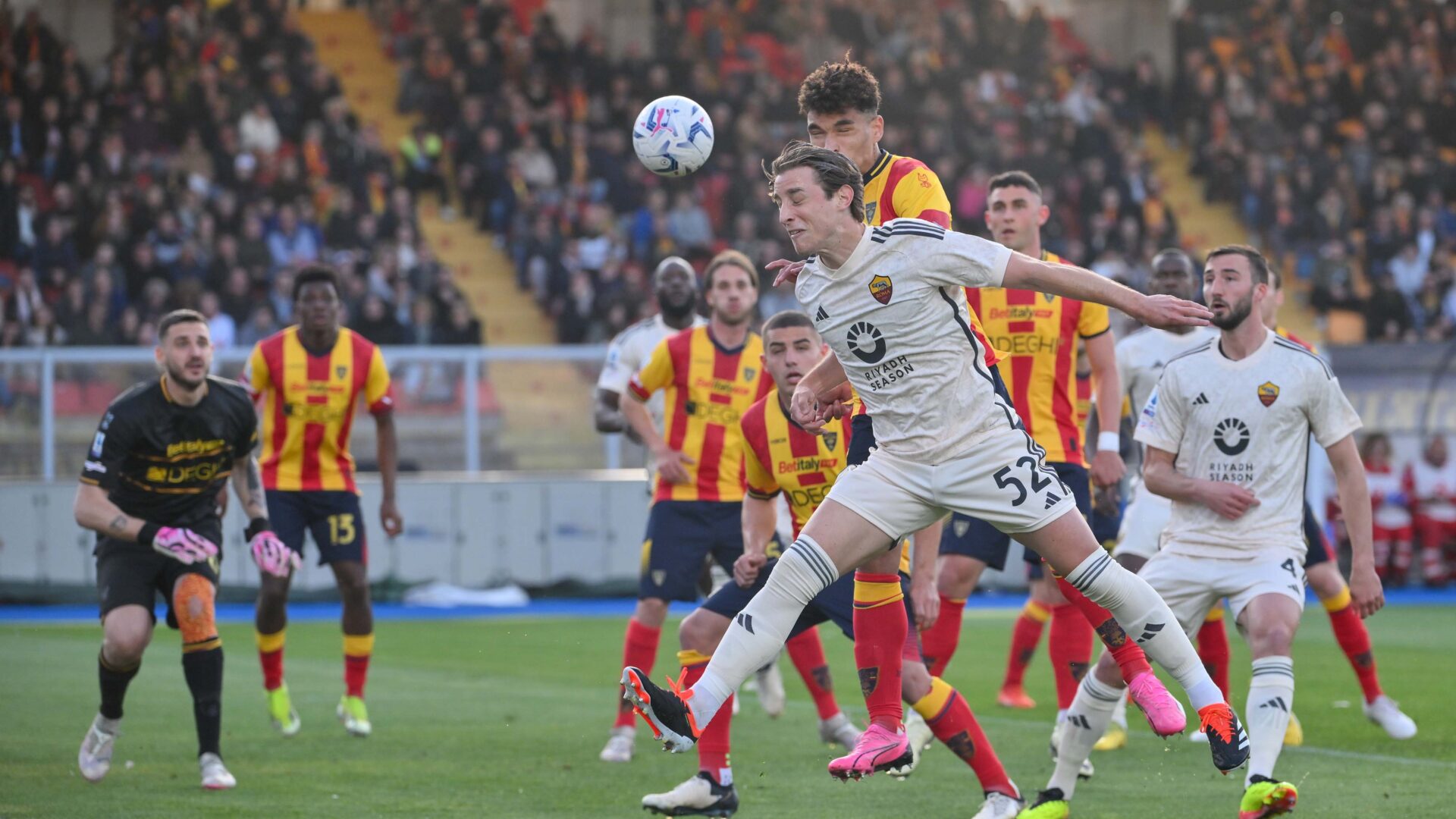 AS Roma empata em casa do Lecce e marca passo na corrida pelo top-4 da Serie A