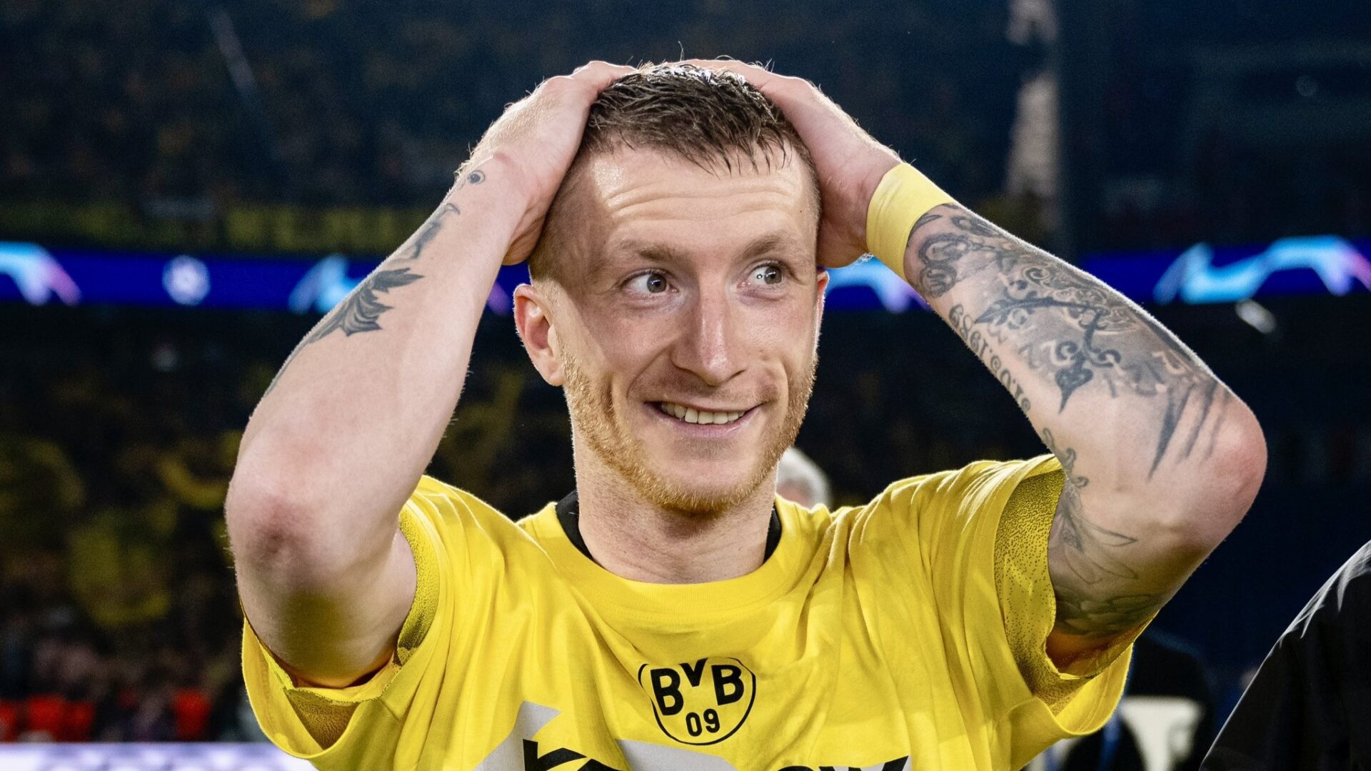 Marco Reus em comunhão com os adeptos depois da passagem do Borussia ...