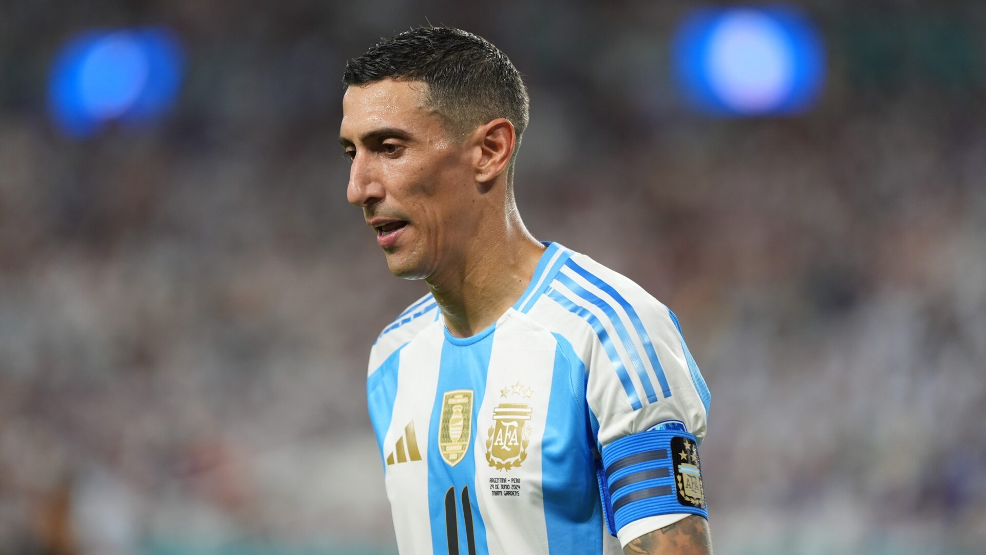 Ángel Di María entrou em campo com a filha e emocionou-se: «Falta pouco ...