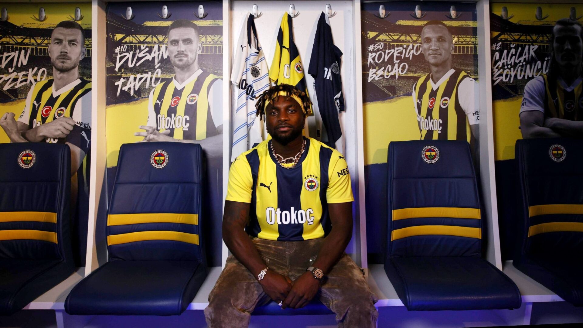 Allan Saint-Maximin apresentado como reforço do Fenerbahçe de José Mourinho