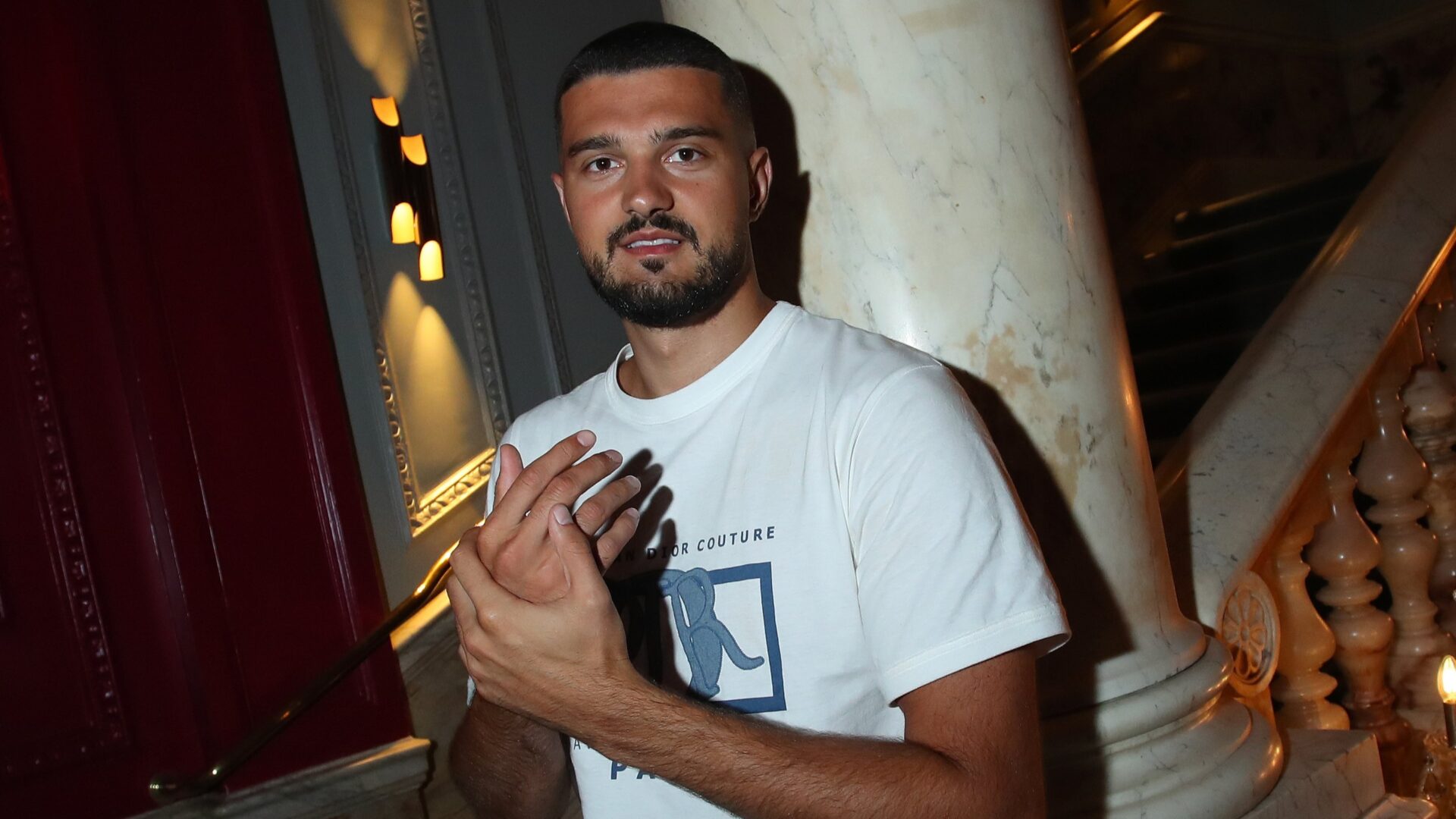 Arijanet Muric continua na Premier League e troca o Burnley pelo ...
