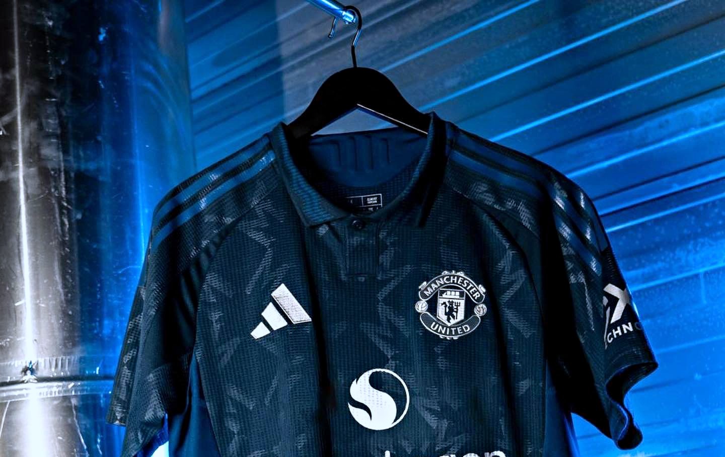 Manchester United apresenta equipamento alternativo em tons de azul