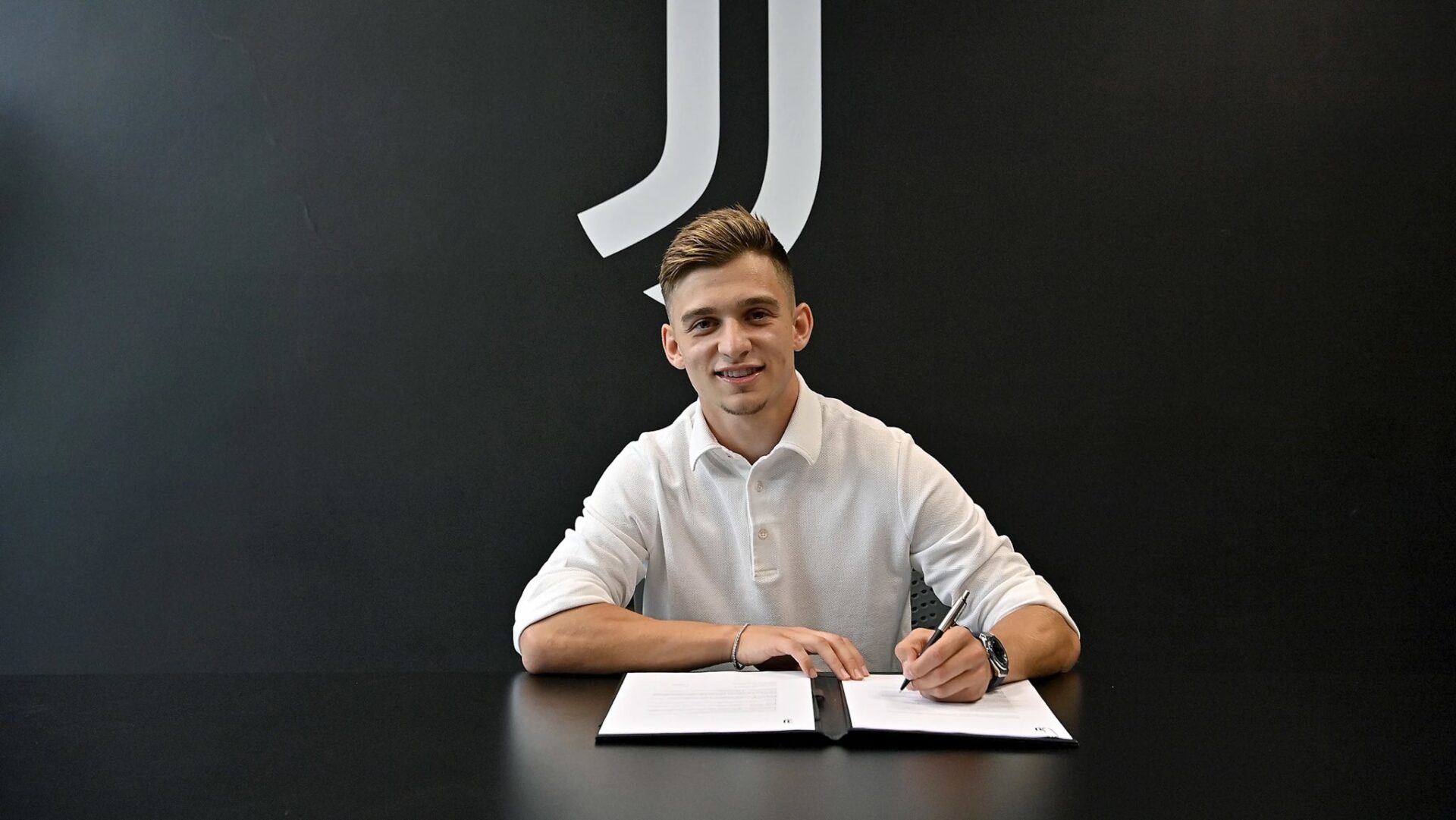 Francisco Conceição oficializado como reforço da Juventus