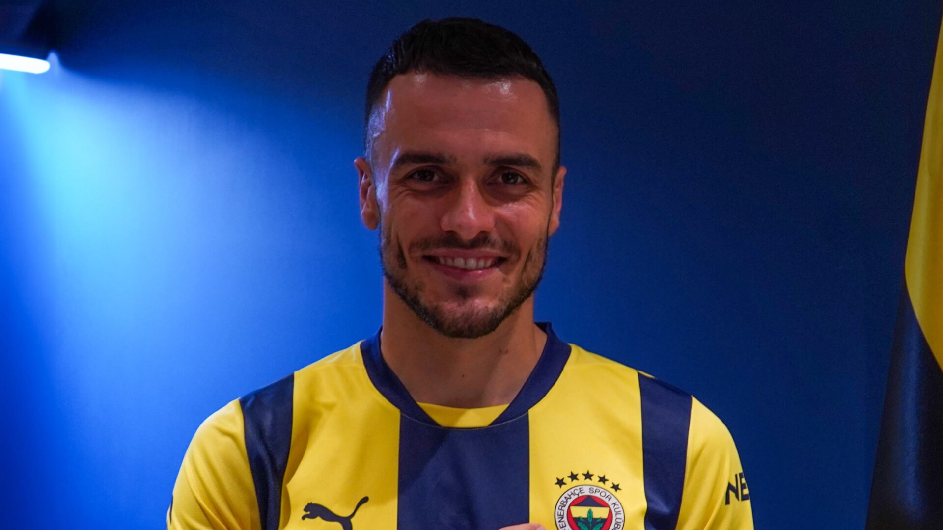 Filip Kostic já foi apresentado como reforço do Fenerbahçe de José Mourinho