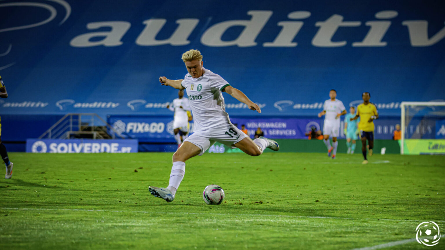 Elijah Benedict empatou mas Conrad Harder voltou a faturar