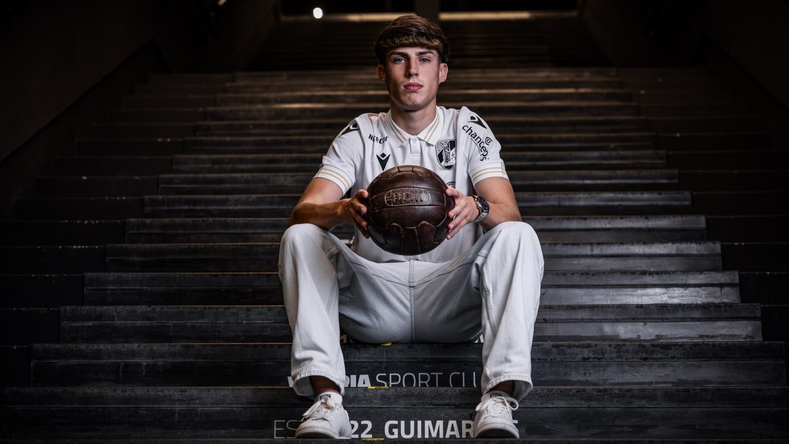 Diogo Sousa renova contrato com o Vitória SC até 2028