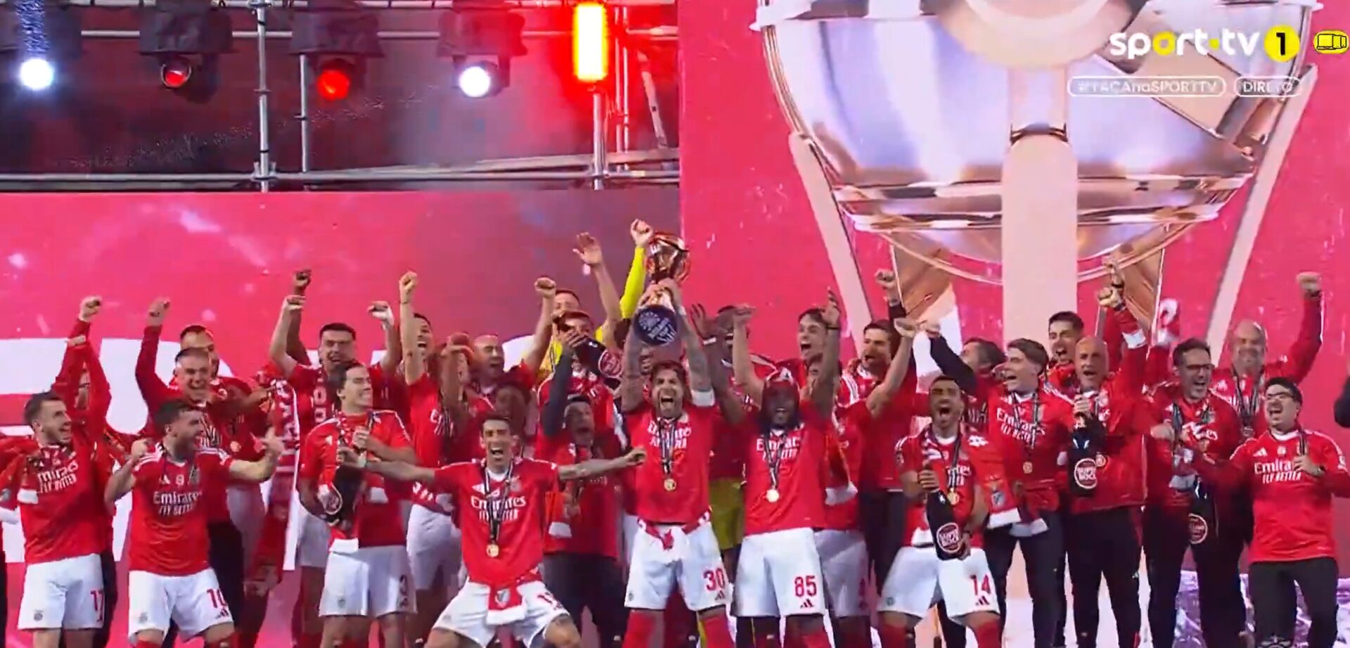 Eis o momento em que a equipa do Benfica levanta a Taça da Liga