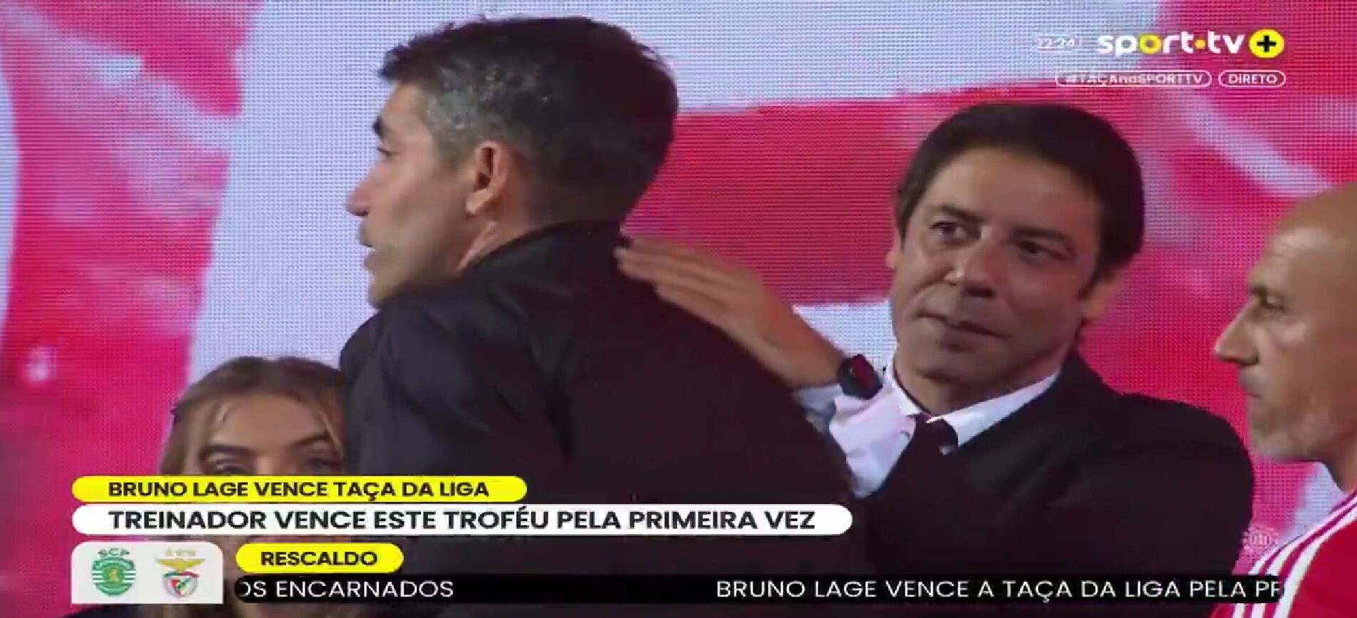 Eis o momento do cumprimento com contornos peculiares entre Rui Costa e ...