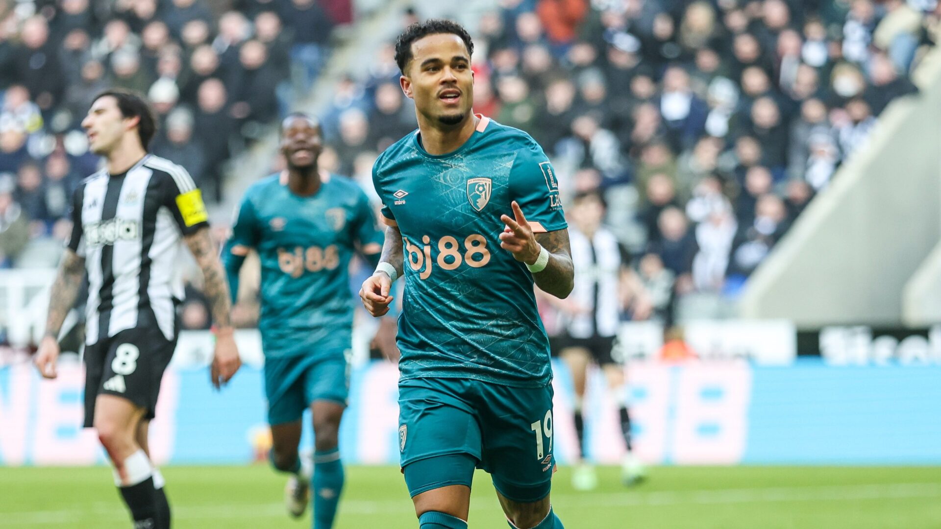 Bournemouth à boleia de Justin Kluivert vence Newcastle e está cada vez mais perto do top-4 da ...